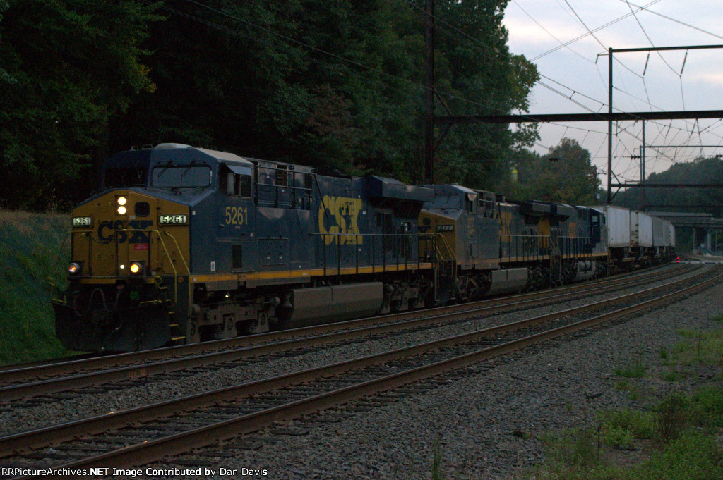 CSX ES40DC 5261 leads Q032-02